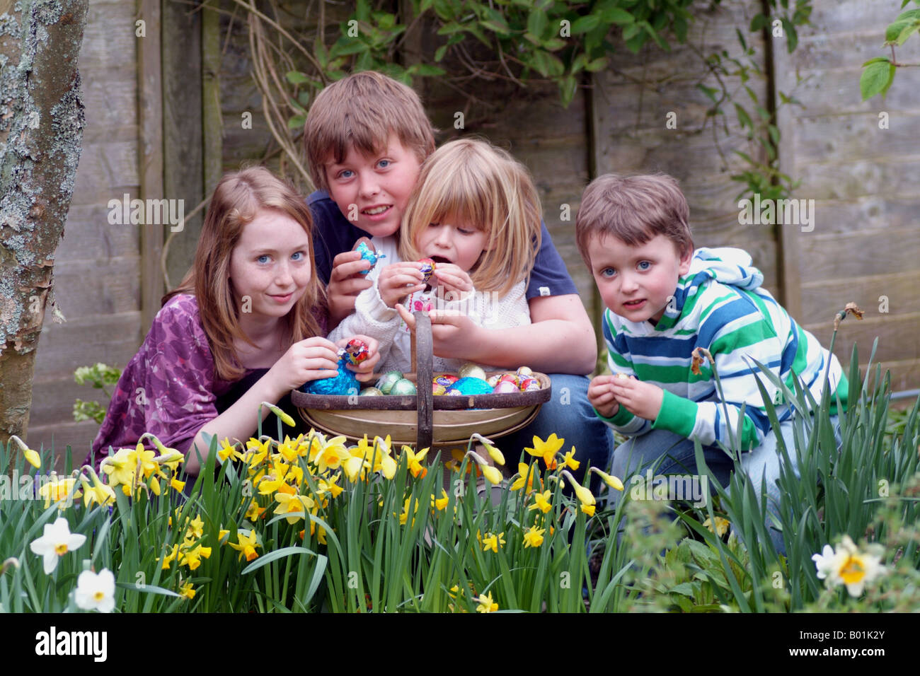 Kids hunting for easter eggs hi-res stock photography and images - Alamy