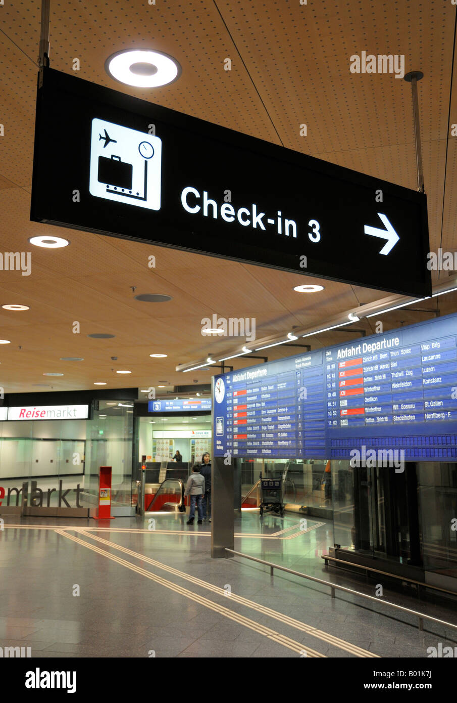 Airport check in first class hi-res stock photography and images - Alamy