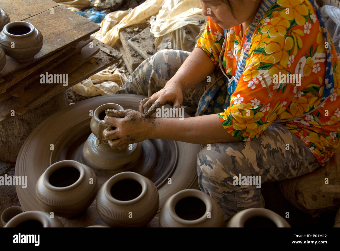 Potter making many small clay pots Stock Photo - Alamy