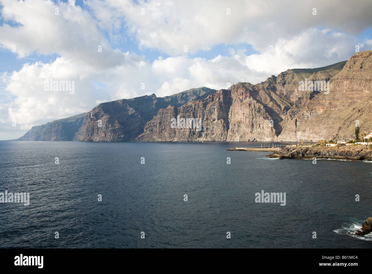 Los gigantes cliffs in hi-res stock photography and images - Alamy