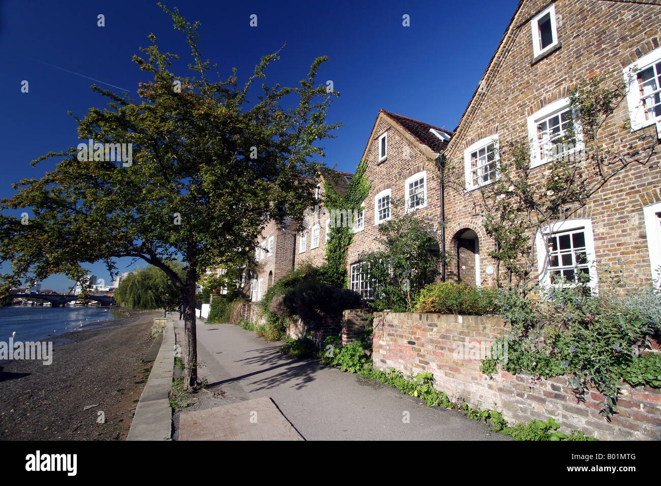 Chiswick riverside houses hi-res stock photography and images - Alamy