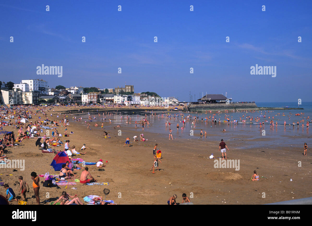 Viking Bay in summer crowded with sunbathers and tourists, Broadstairs ...