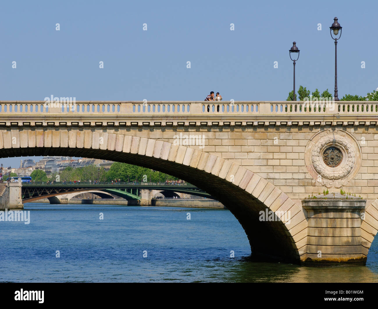 Two Parisians tourists on the Louis Philippe bridge Stock Photo - Alamy