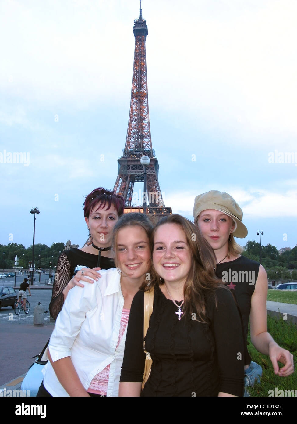 4 teenage girls posing in front of Eiffel Tower Paris France Stock ...