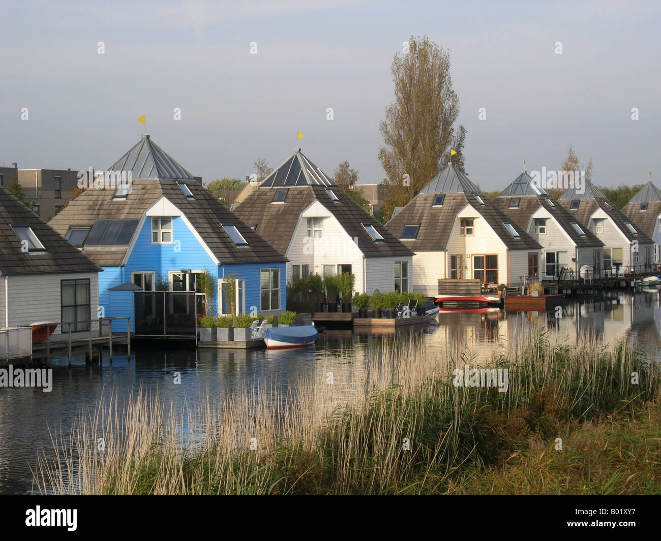 Row identical houses modern suburb hi-res stock photography and images ...