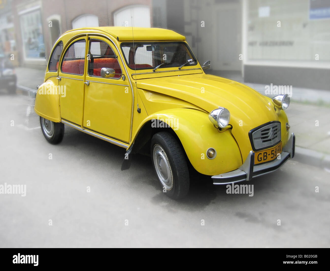 yellow citroen deux chevaux parked by roadside Stock Photo - Alamy