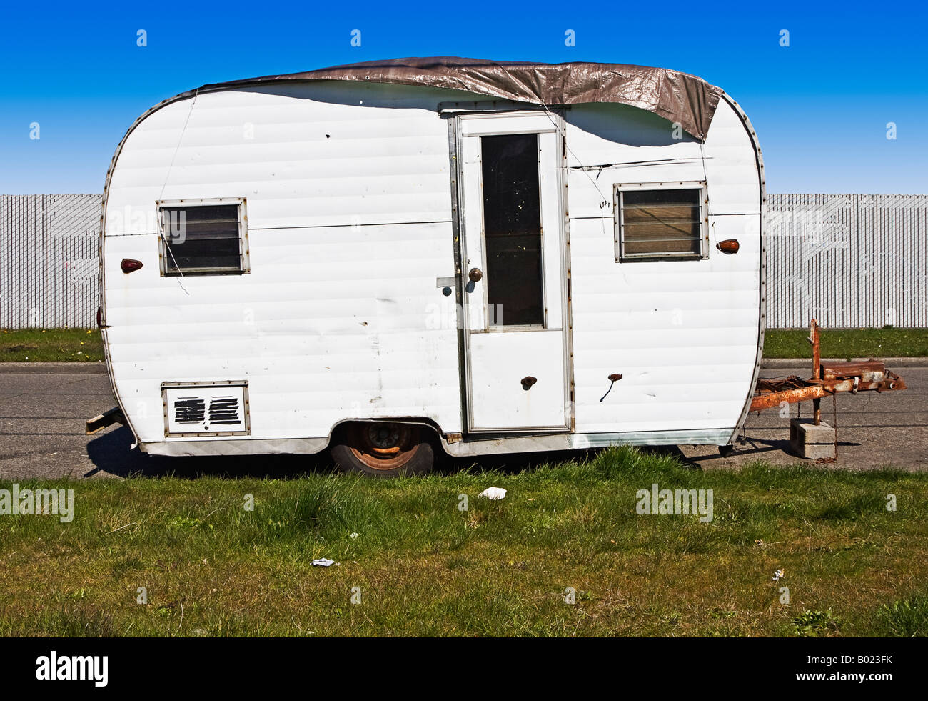 broken down travel trailer on side of road Stock Photo - Alamy