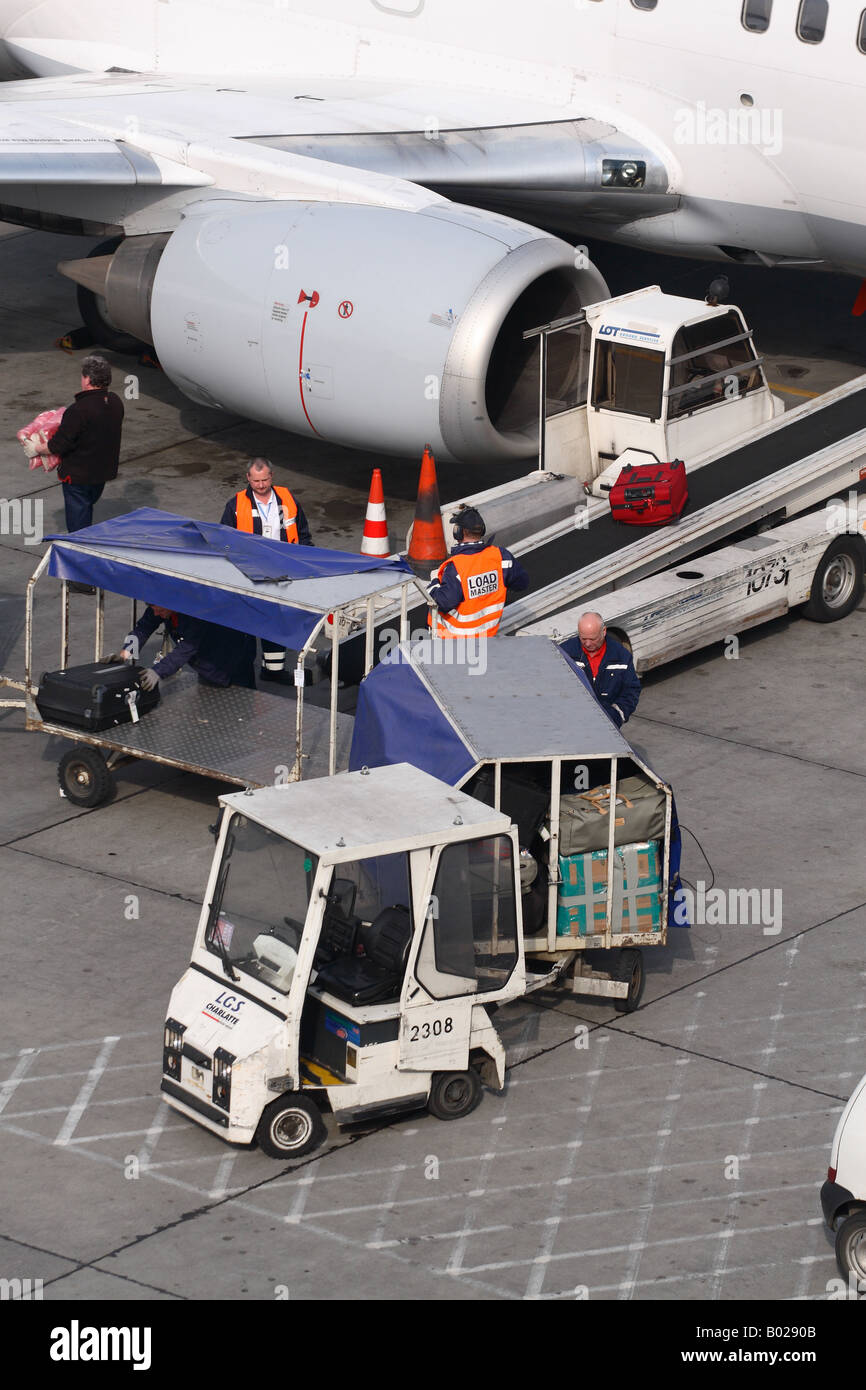Loader plane hi-res stock photography and images - Alamy