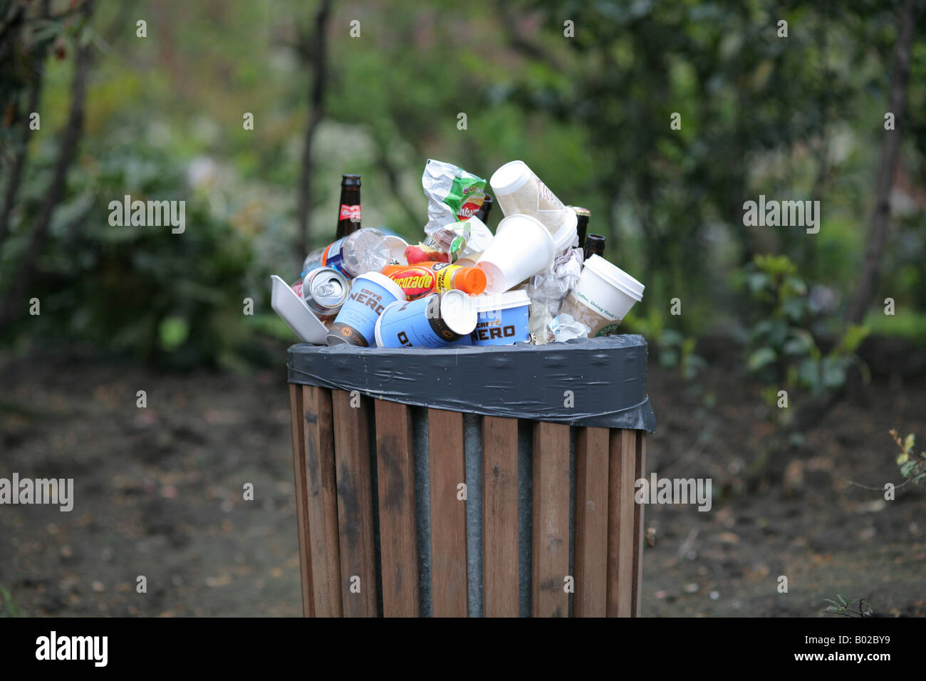 overfilled rubbish or trash bin Stock Photo - Alamy