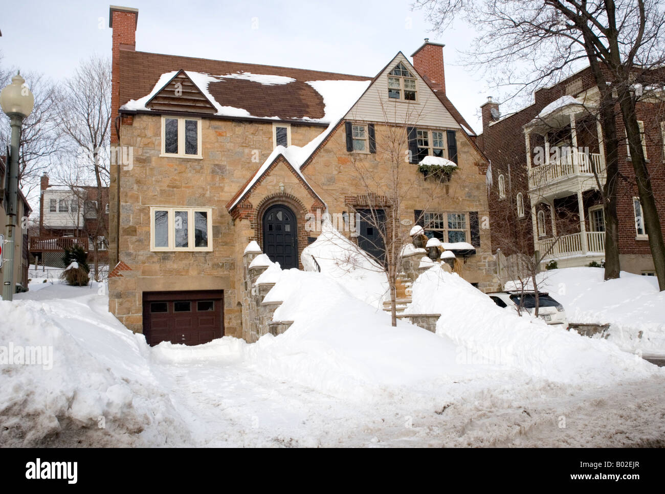 Deep snow house hi-res stock photography and images - Alamy