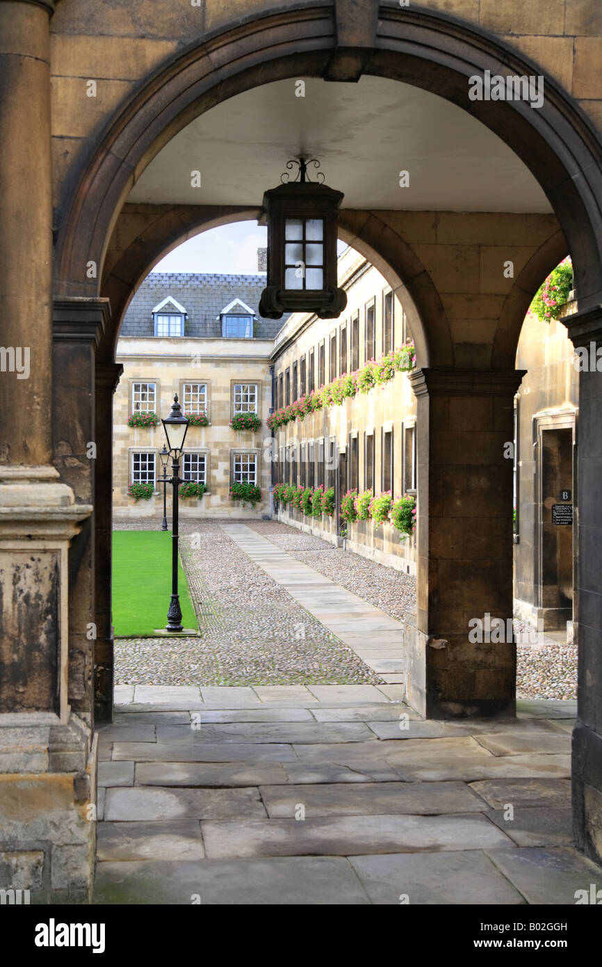 "Peterhouse college" cambridge university archway leading to main ...