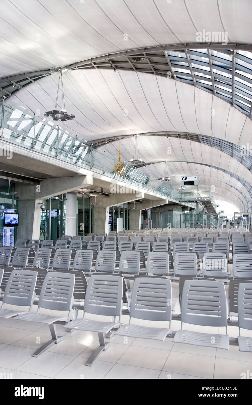 Airport terminal waiting room lounge Stock Photo - Alamy