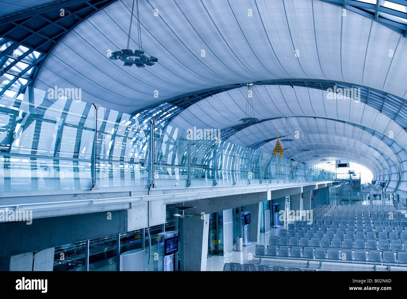 Airport terminal waiting room lounge Stock Photo - Alamy