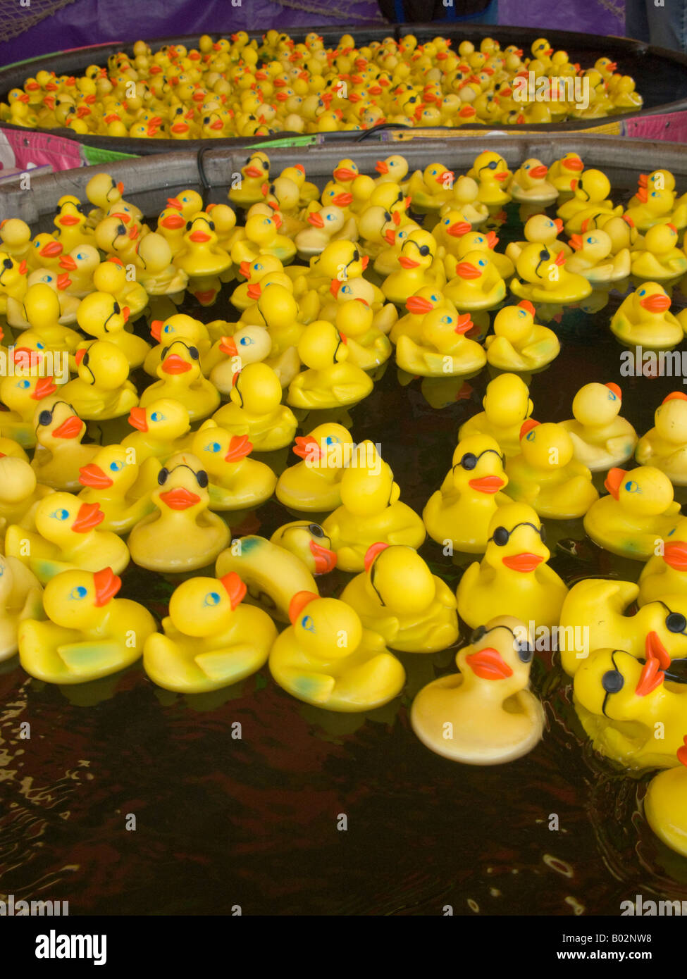 pick a duck Tub filled with rubber ducks Stock Photo - Alamy