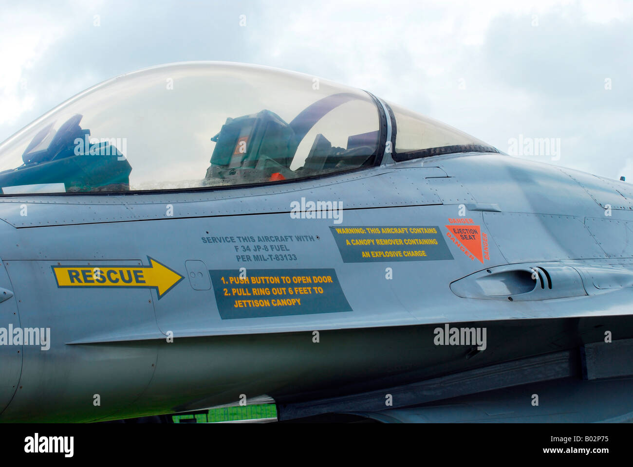 The cockpit of an F-16 Fighting Falcon Stock Photo - Alamy