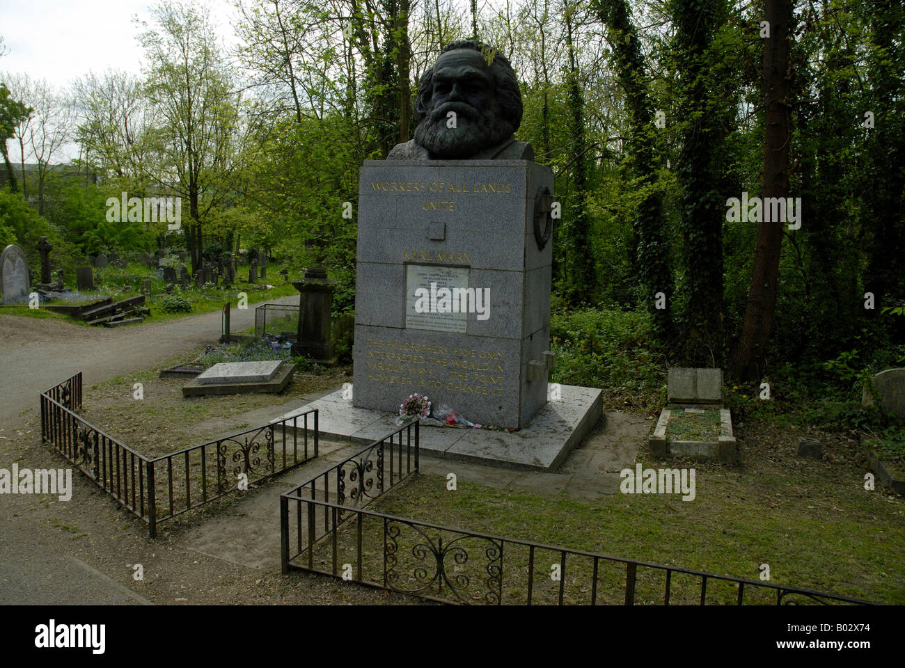 Karl Marx's Tomb in Highgate Cemetery Highgate London UK Stock Photo ...