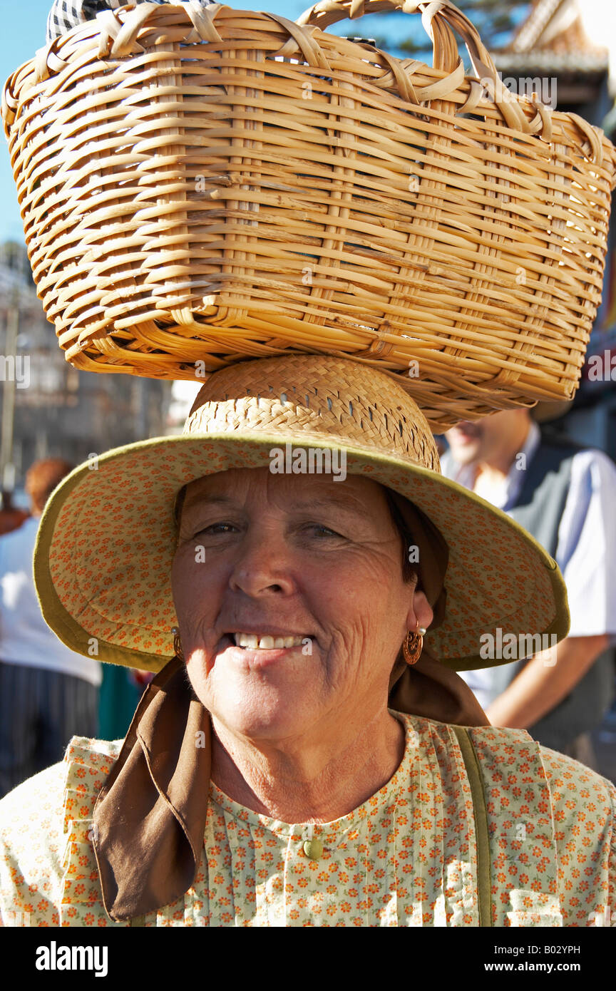Woman with basket on head hi-res stock photography and images - Alamy