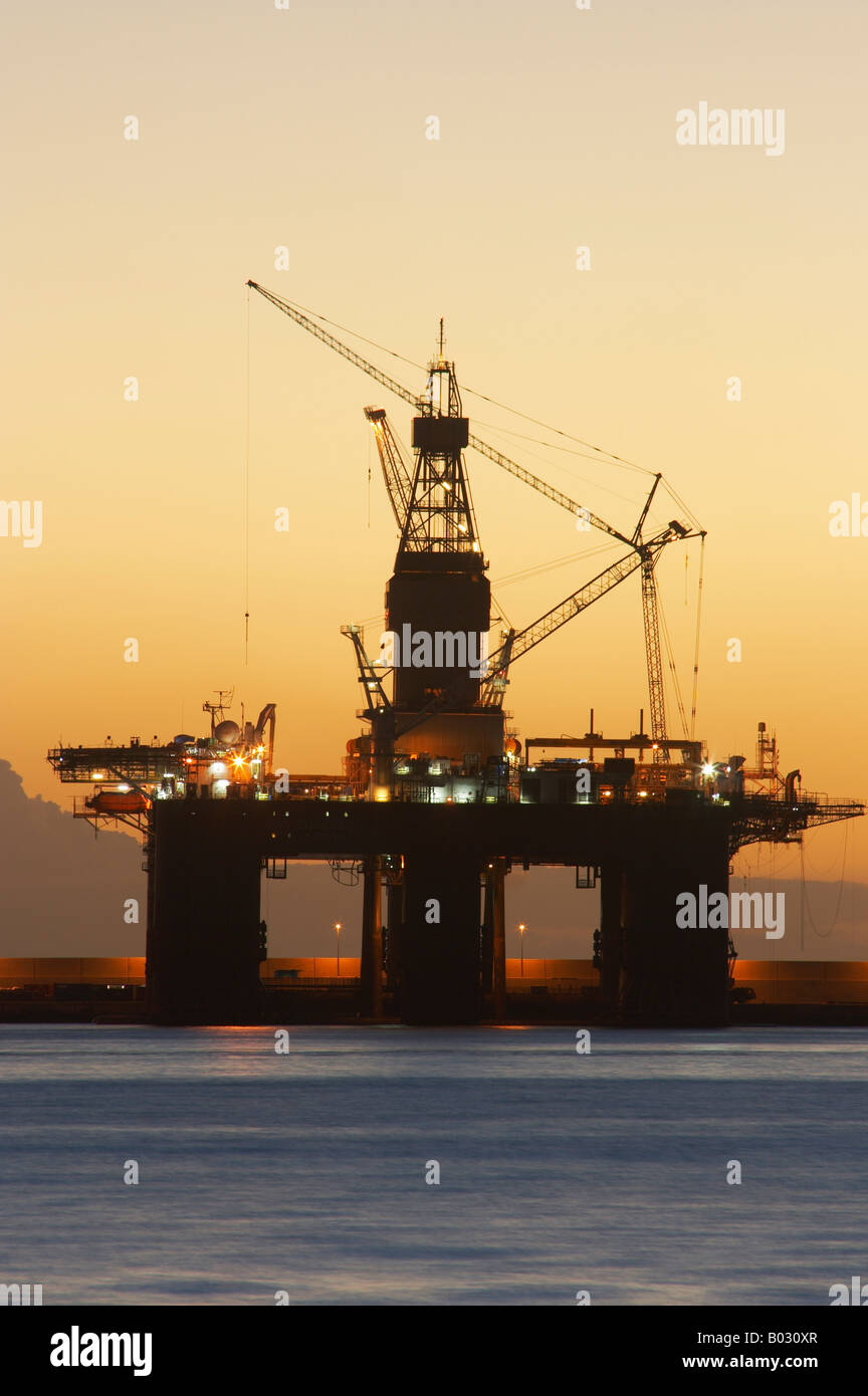 Oil rig port sunrise hi-res stock photography and images - Alamy
