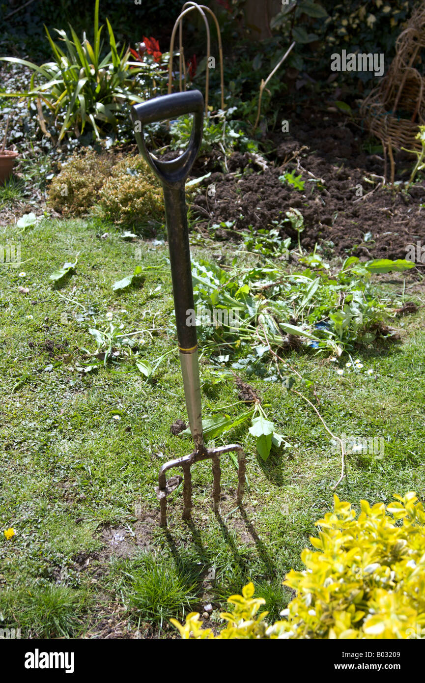 Digging a garden border hi-res stock photography and images - Alamy
