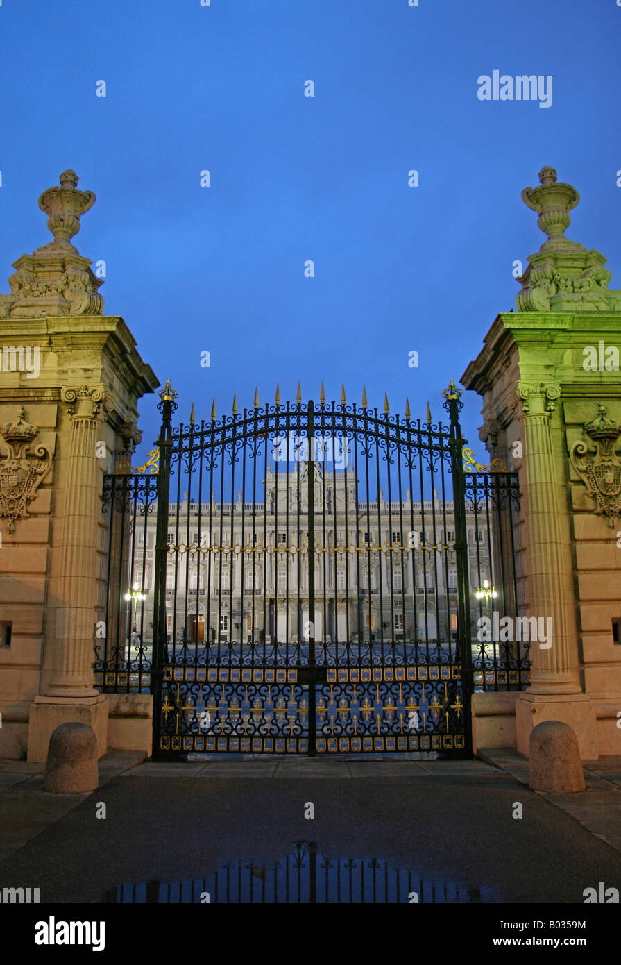 Royal palace gates hi-res stock photography and images - Alamy