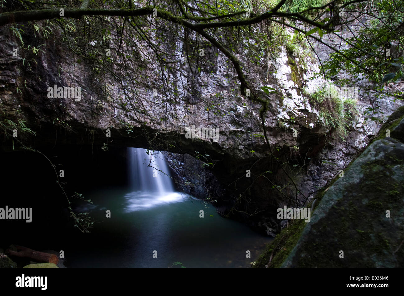 Natural bridge waterfall hi-res stock photography and images - Alamy