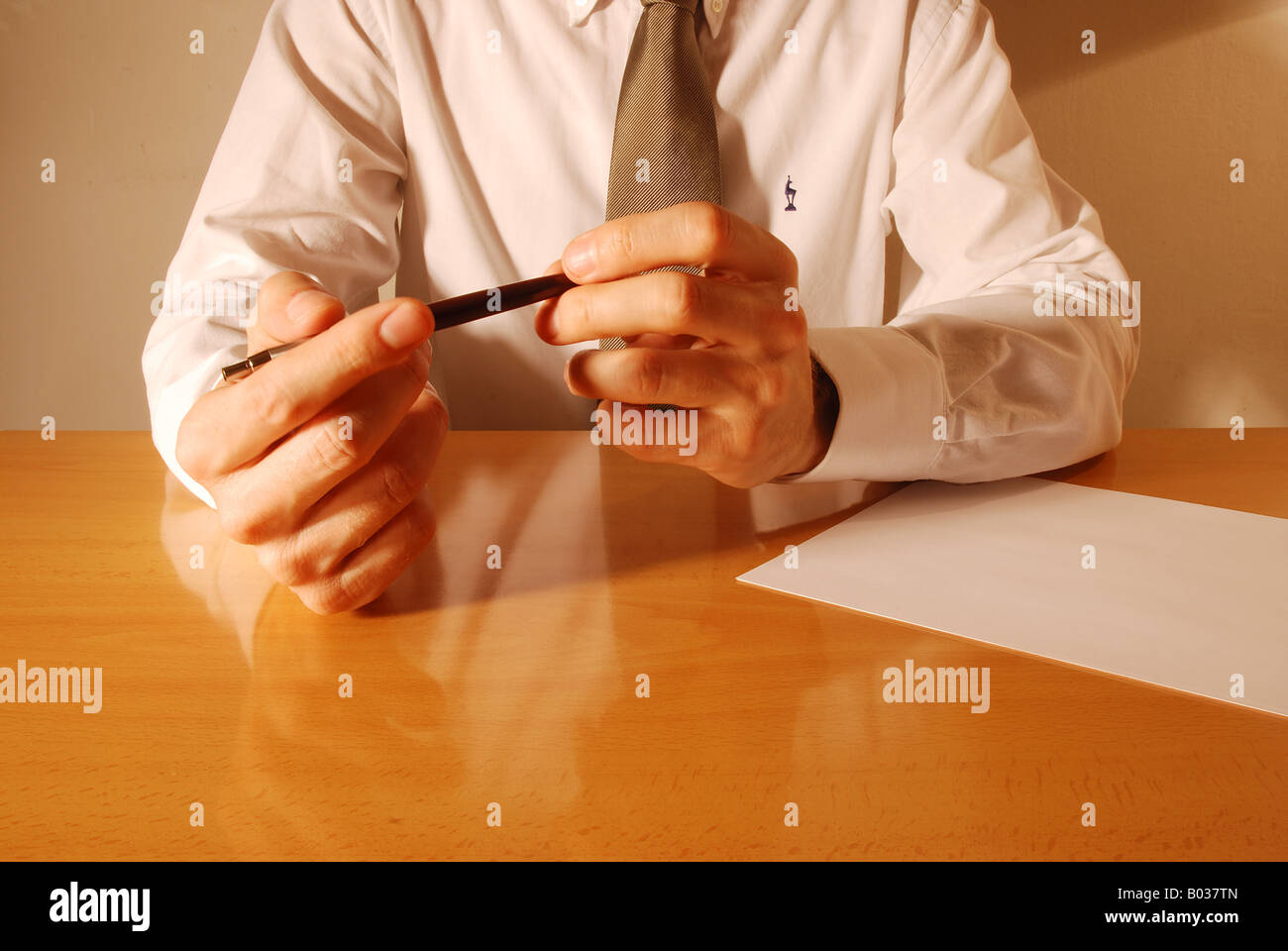 Hand gestures: holding pen Stock Photo - Alamy