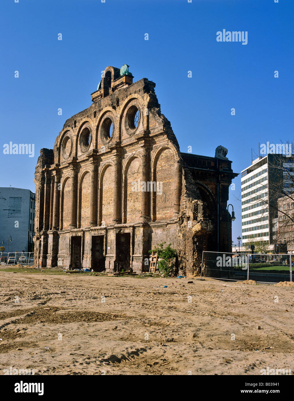 Berlin ruins hi-res stock photography and images - Alamy