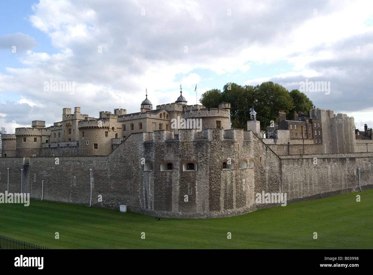 The tower of london exterior hi-res stock photography and images - Alamy