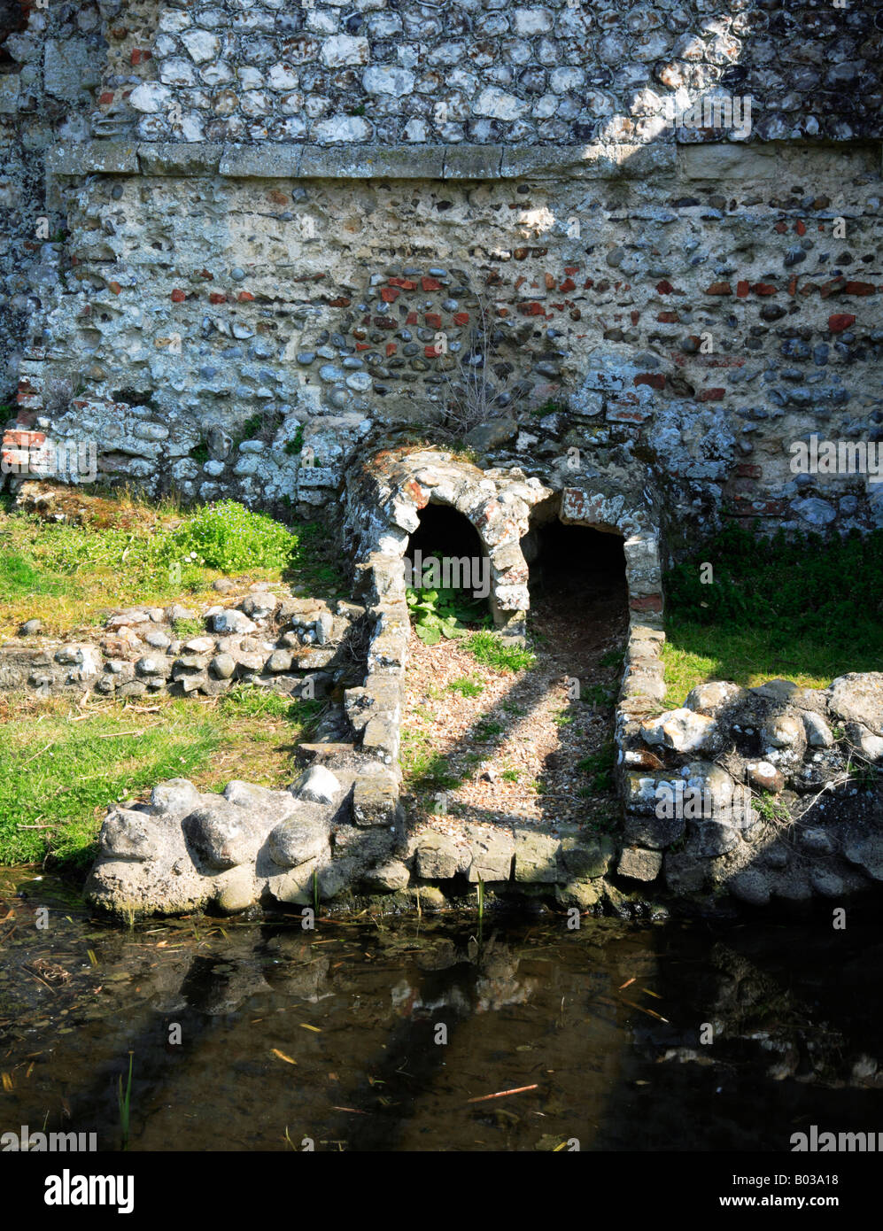 Medieval moat waste hi-res stock photography and images - Alamy