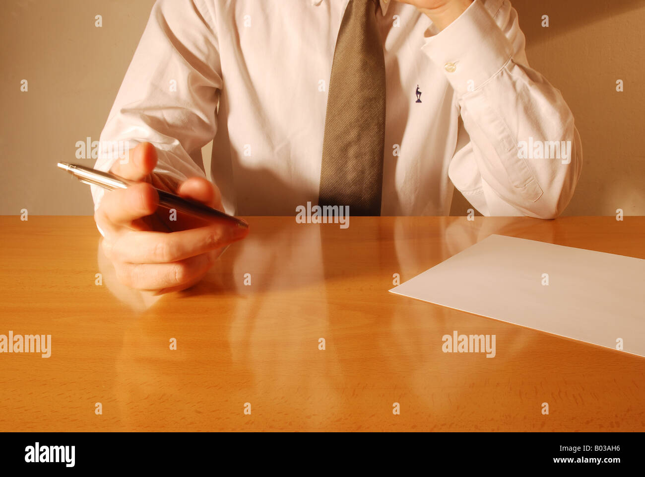 Hand gestures: holding pen Stock Photo - Alamy