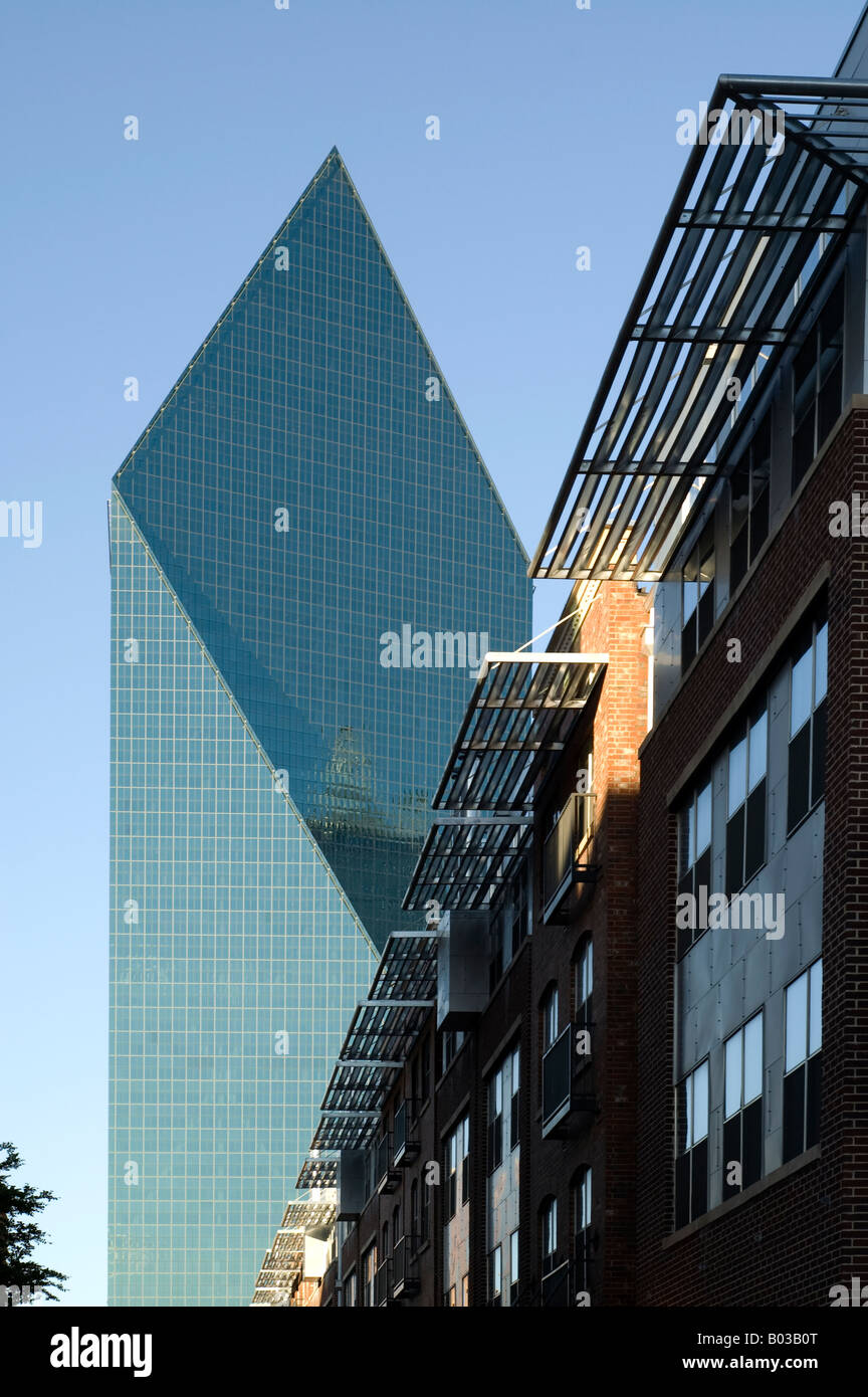 Fountain place tower dallas texas hi-res stock photography and images ...