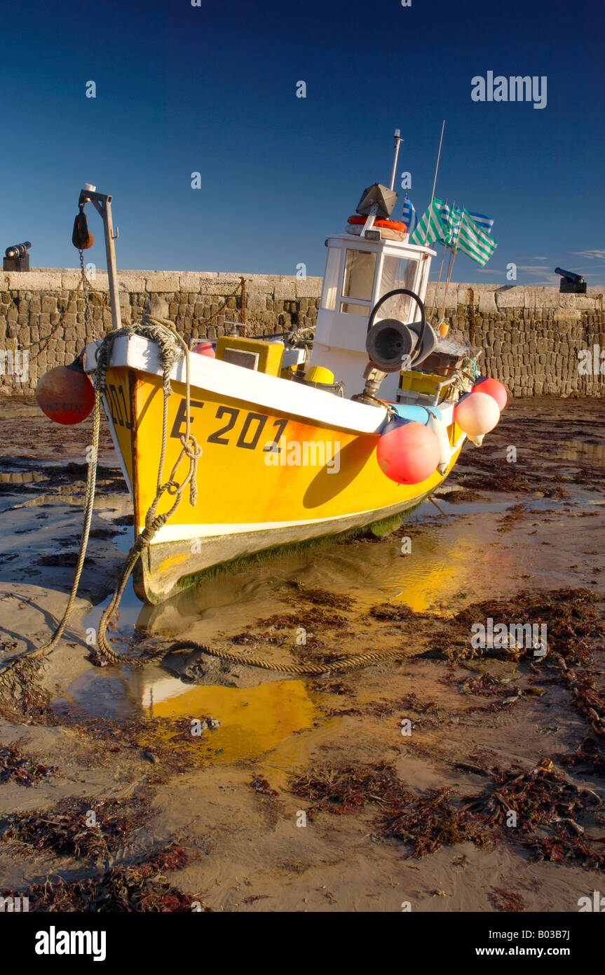 Yellow boat jurassic coast hi-res stock photography and images - Alamy