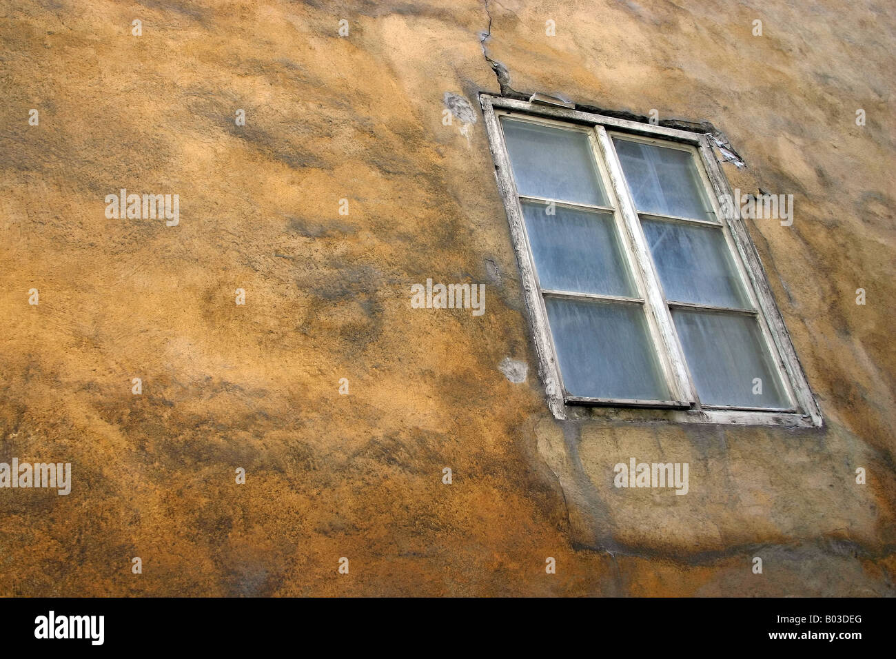 spotted wall with window on alleyway Stock Photo - Alamy