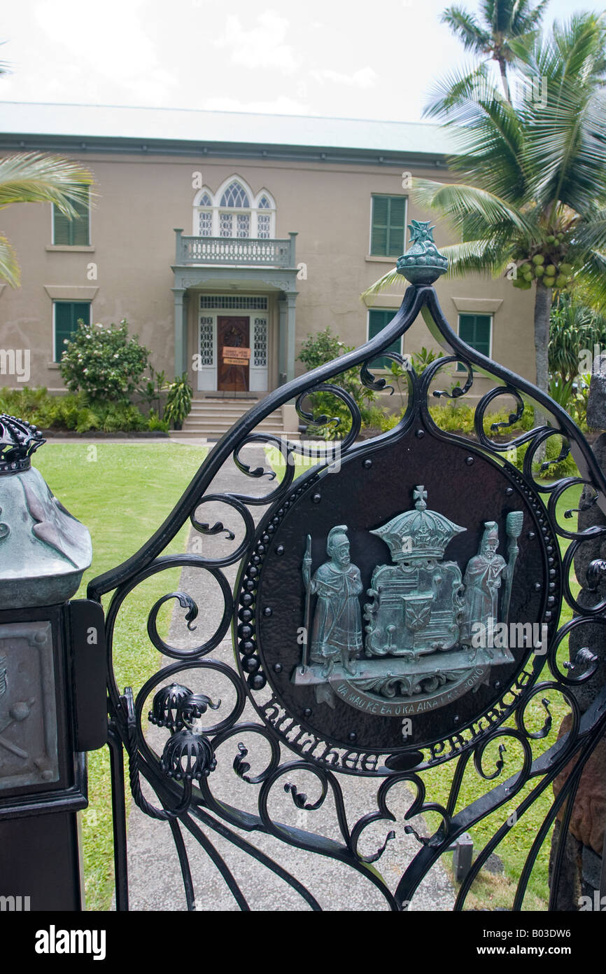 Royal Crest Gate The main gate to the Hulihe'e Palace now a museum in ...