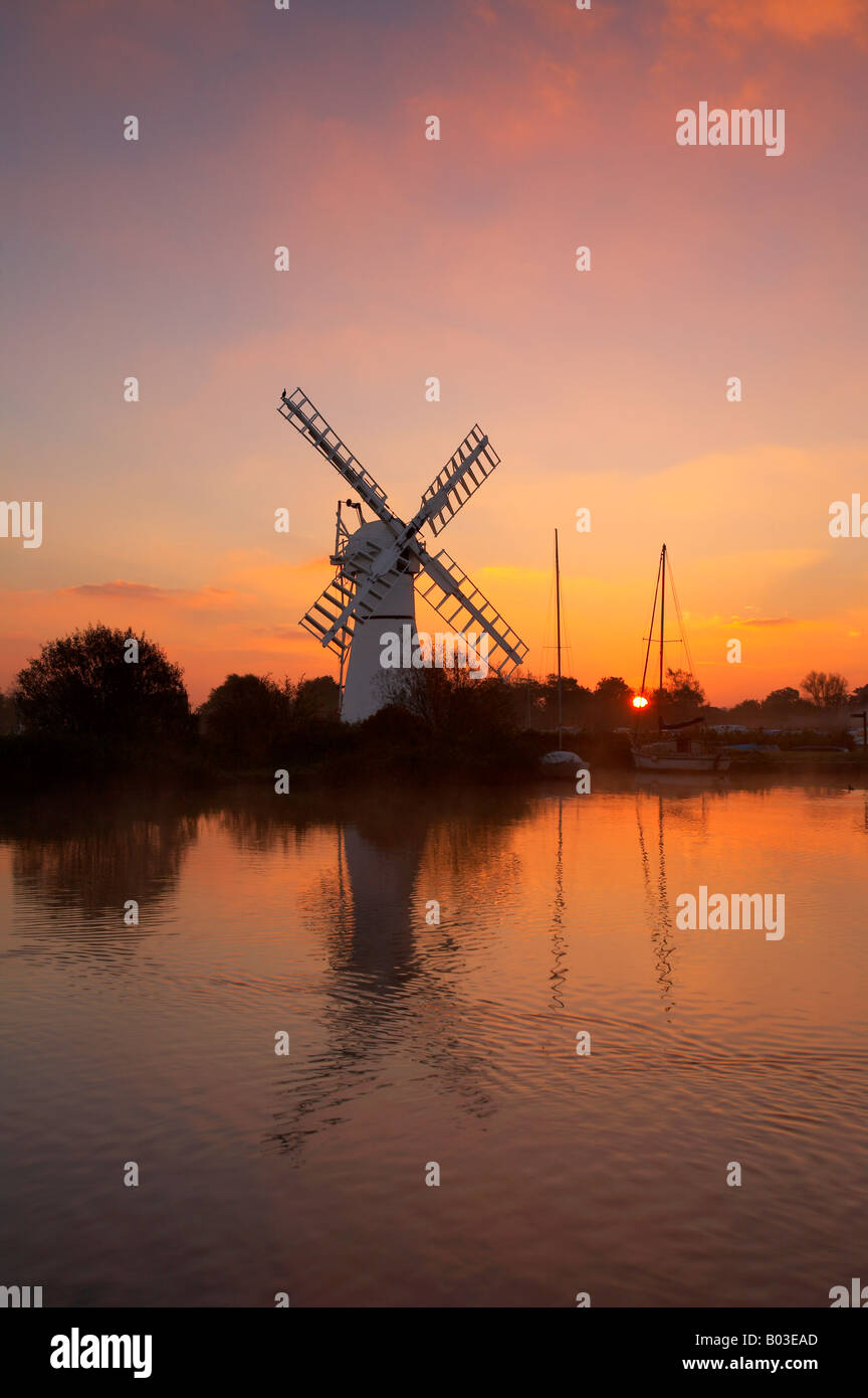 Thurne Windmill at sunrise on the Norfolk Broads Stock Photo - Alamy