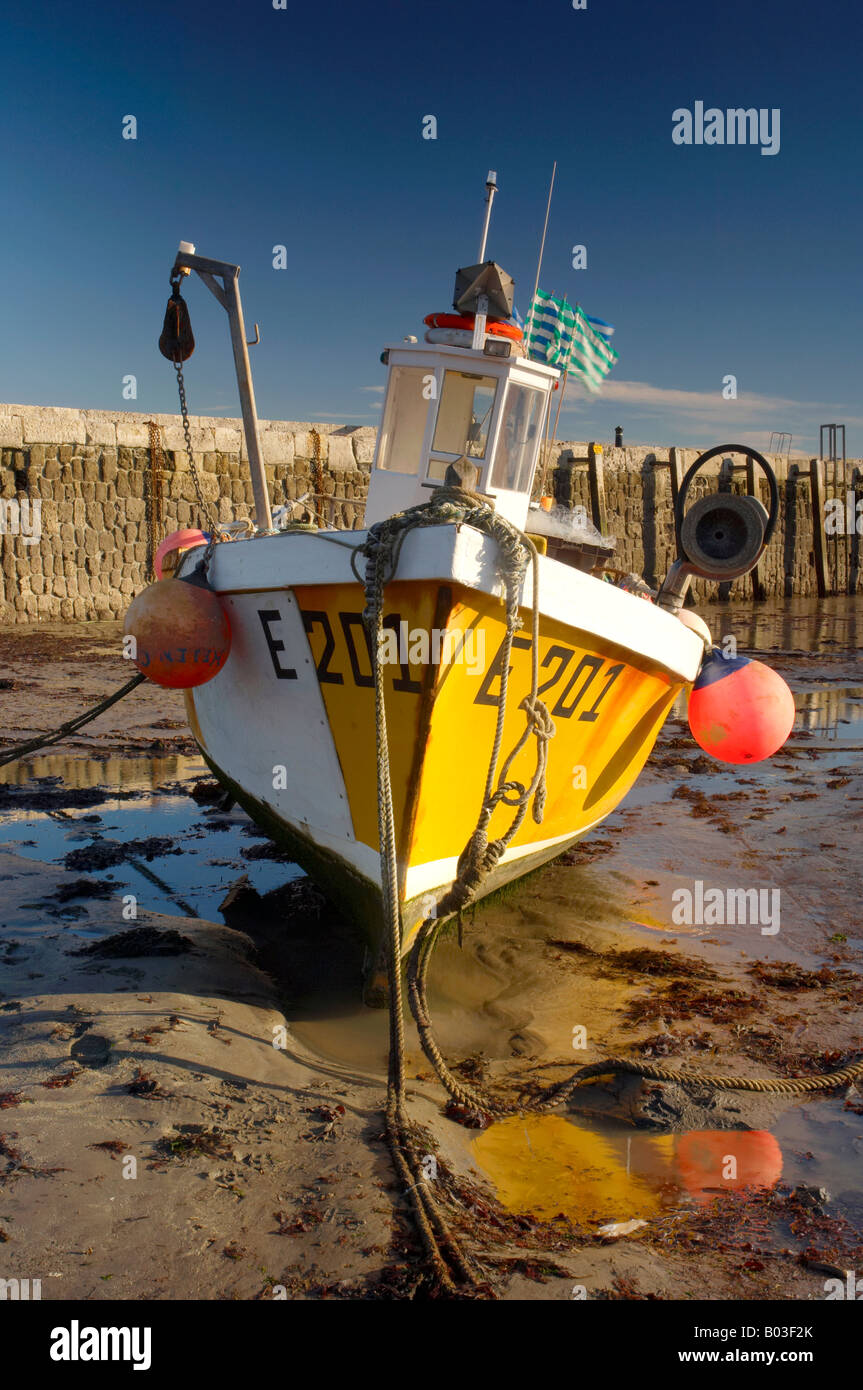 Yellow boat jurassic coast hi-res stock photography and images - Alamy