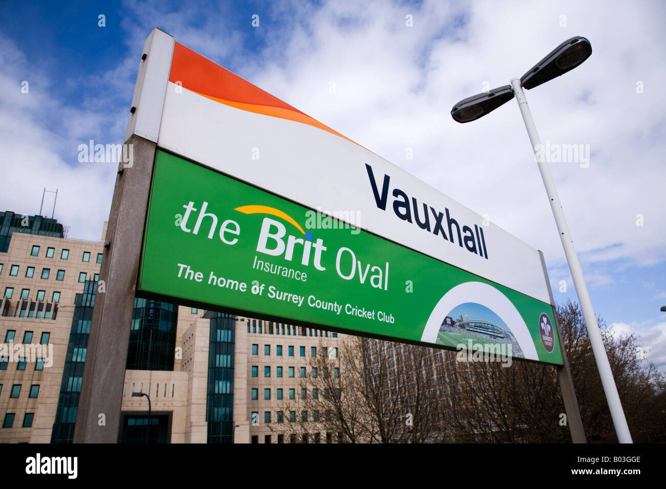 Oval underground station hi-res stock photography and images - Alamy