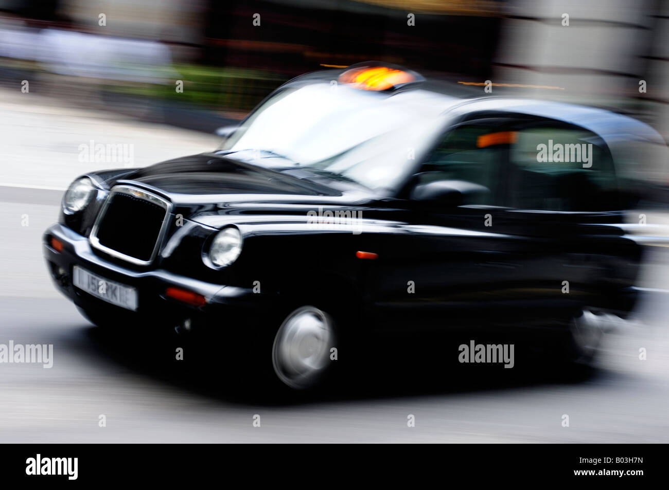 Black London taxi Stock Photo - Alamy