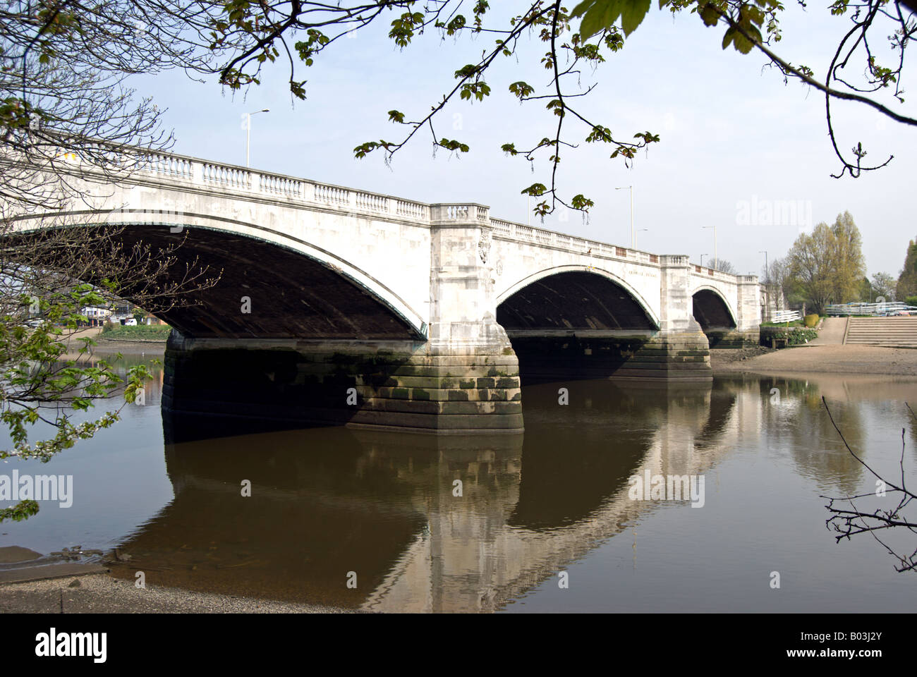 River thames chiswick bridge hi-res stock photography and images - Alamy