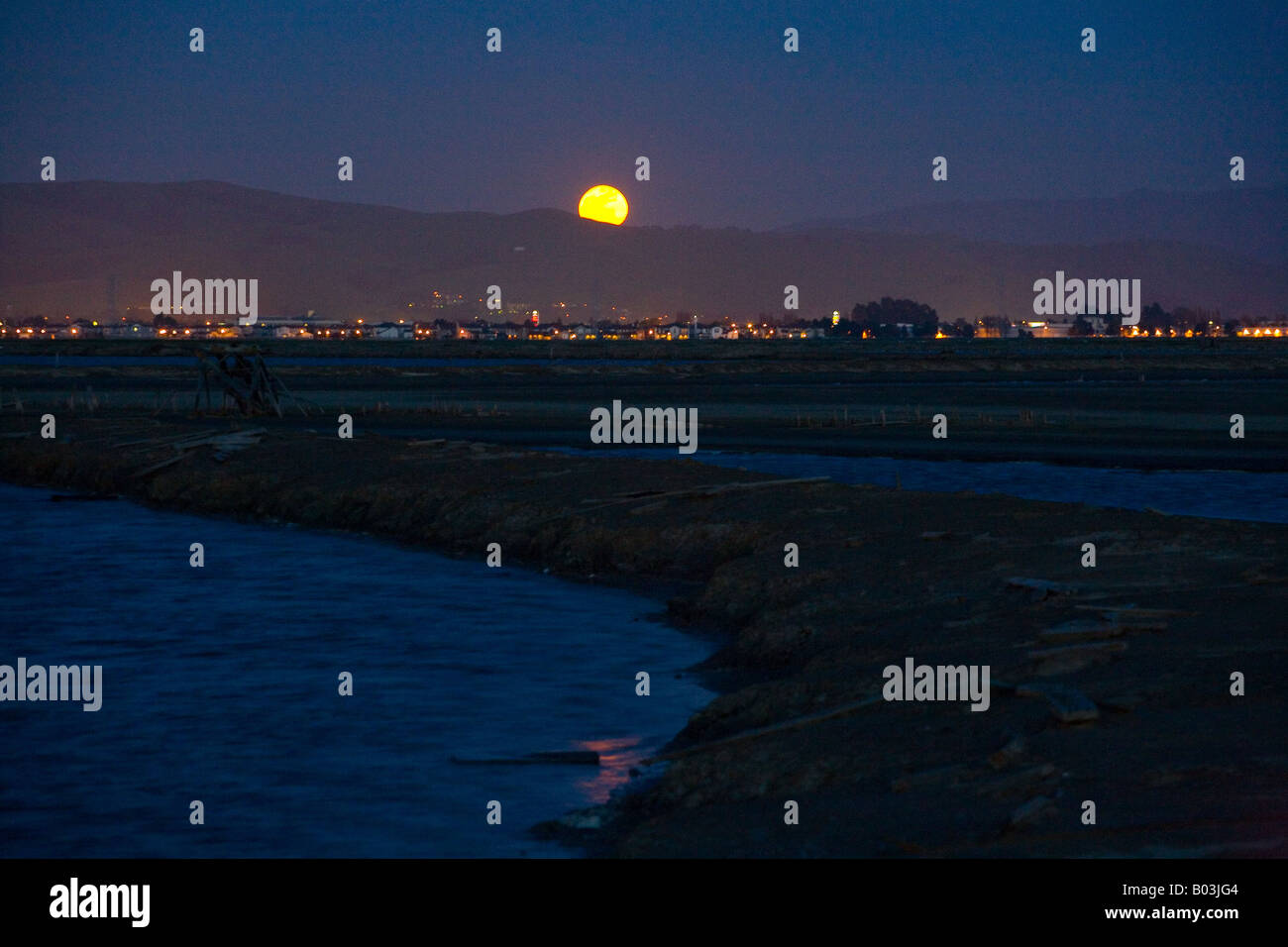 full moonrise over Hayward, California Stock Photo - Alamy
