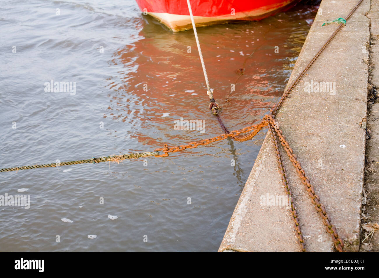 mooring chains form a pattern on the quay Stock Photo - Alamy