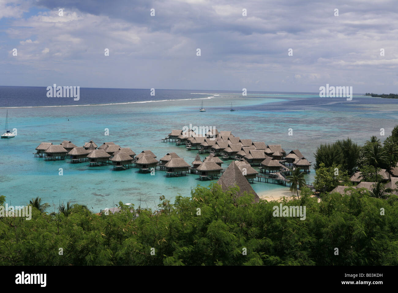 Huts on a pontoon on the pacific island of Moorea next to Tahiti Stock ...