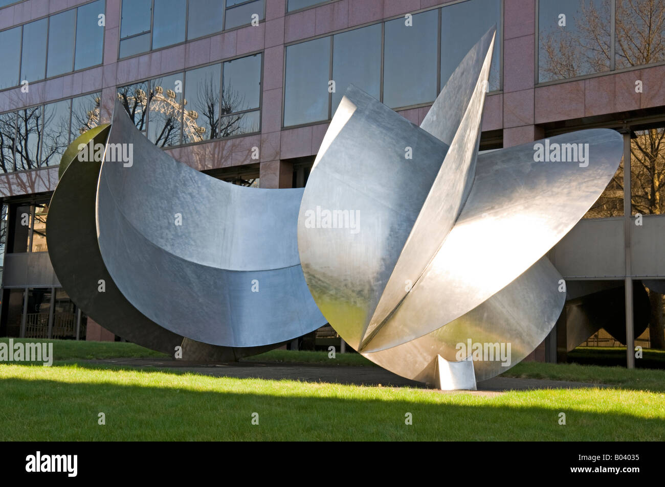 South Of The River sculpture Becket House London Stock Photo - Alamy