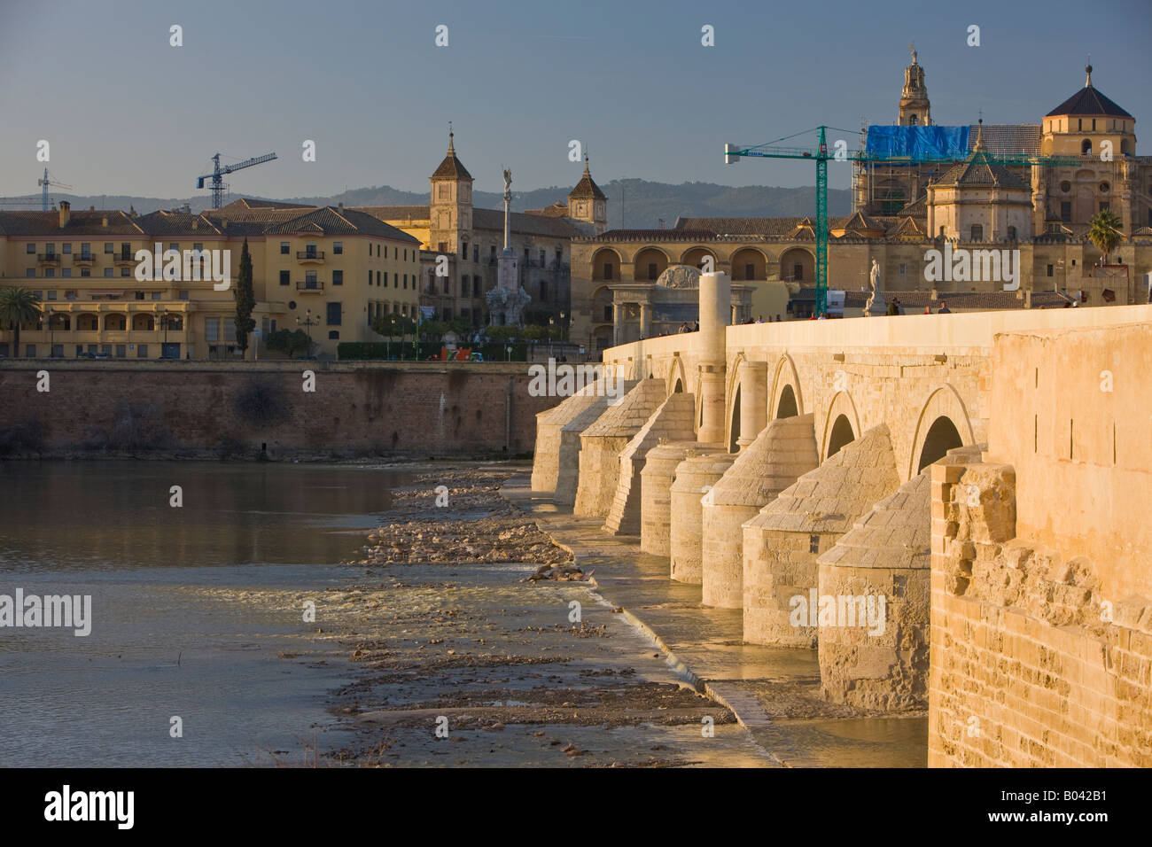 Puente Romano (bridge) spanning the Rio Guadalquivir (river) in the ...