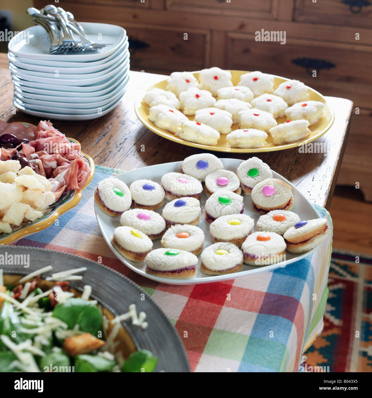 Plate pile buffet hi-res stock photography and images - Alamy