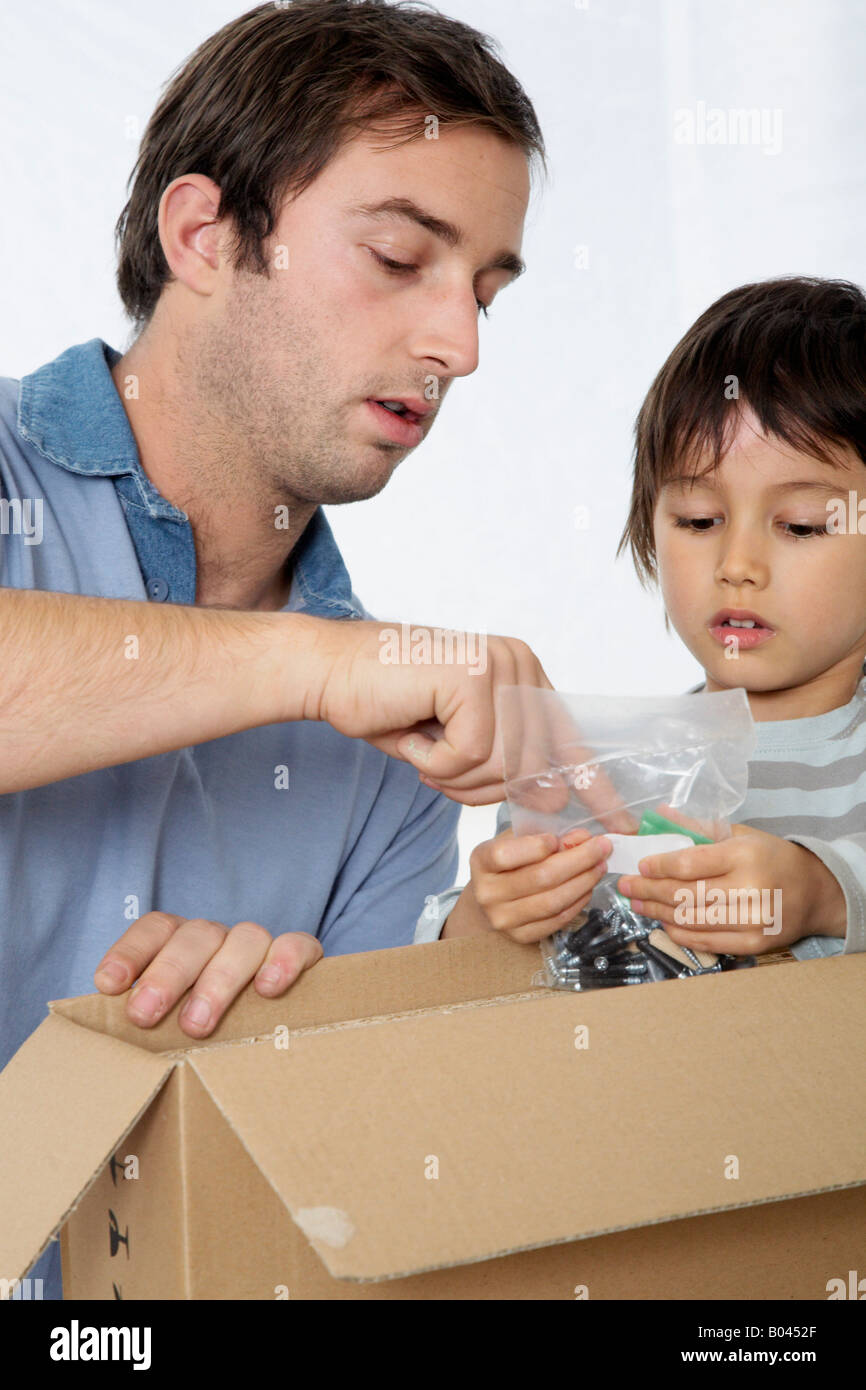 30 years male packing up boxes hi-res stock photography and images - Alamy