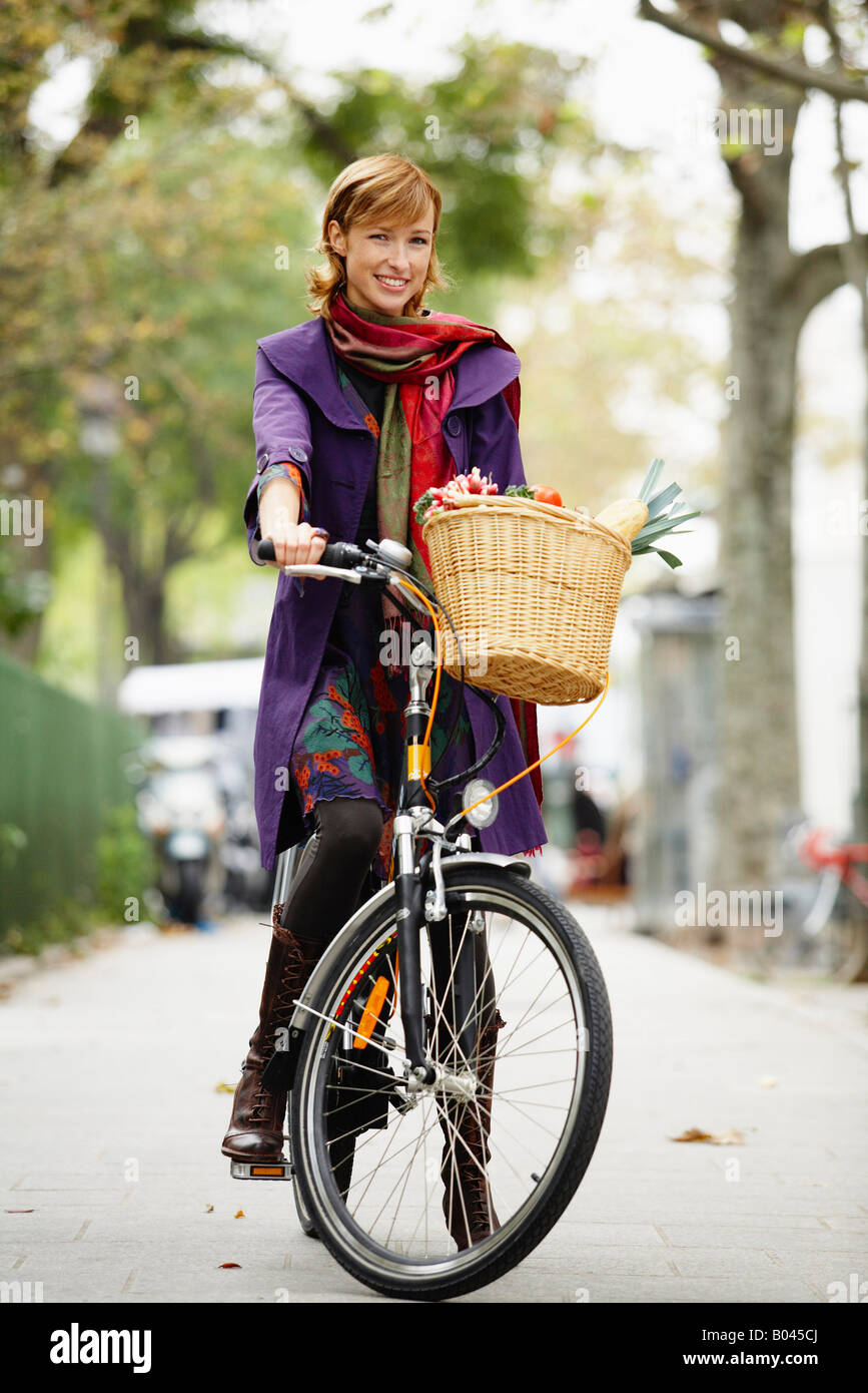 French Bicycle Basket High Resolution Stock Photography and Images - Alamy