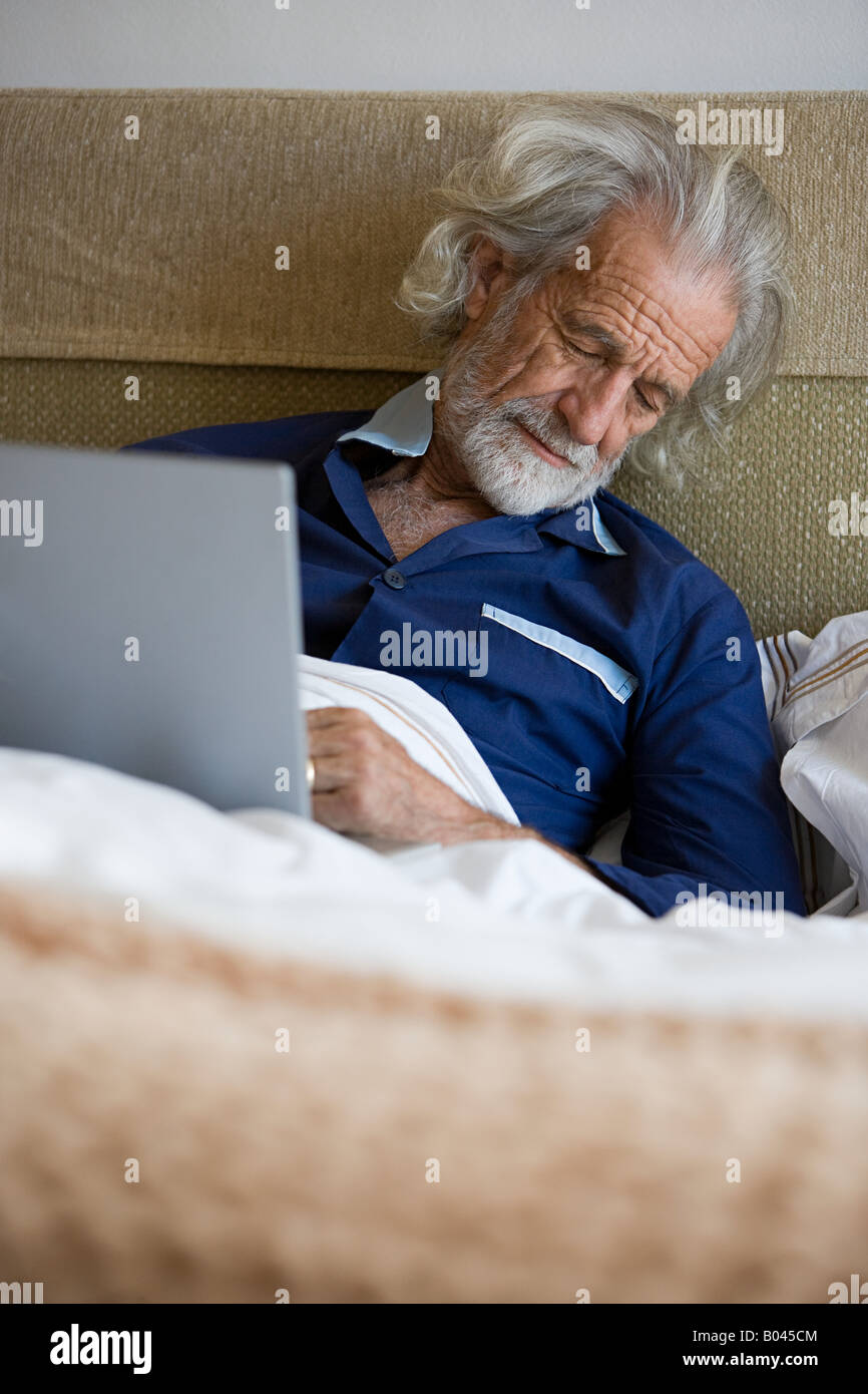 Old man sleeping hi-res stock photography and images - Alamy