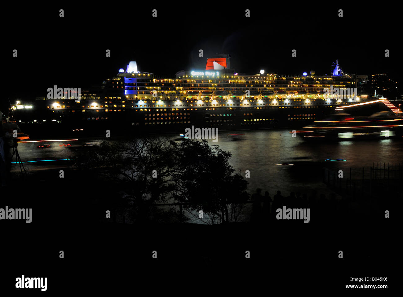 Queen Mary 2 in Woolloomooloo Bay Sydney New South Wales Australia ...