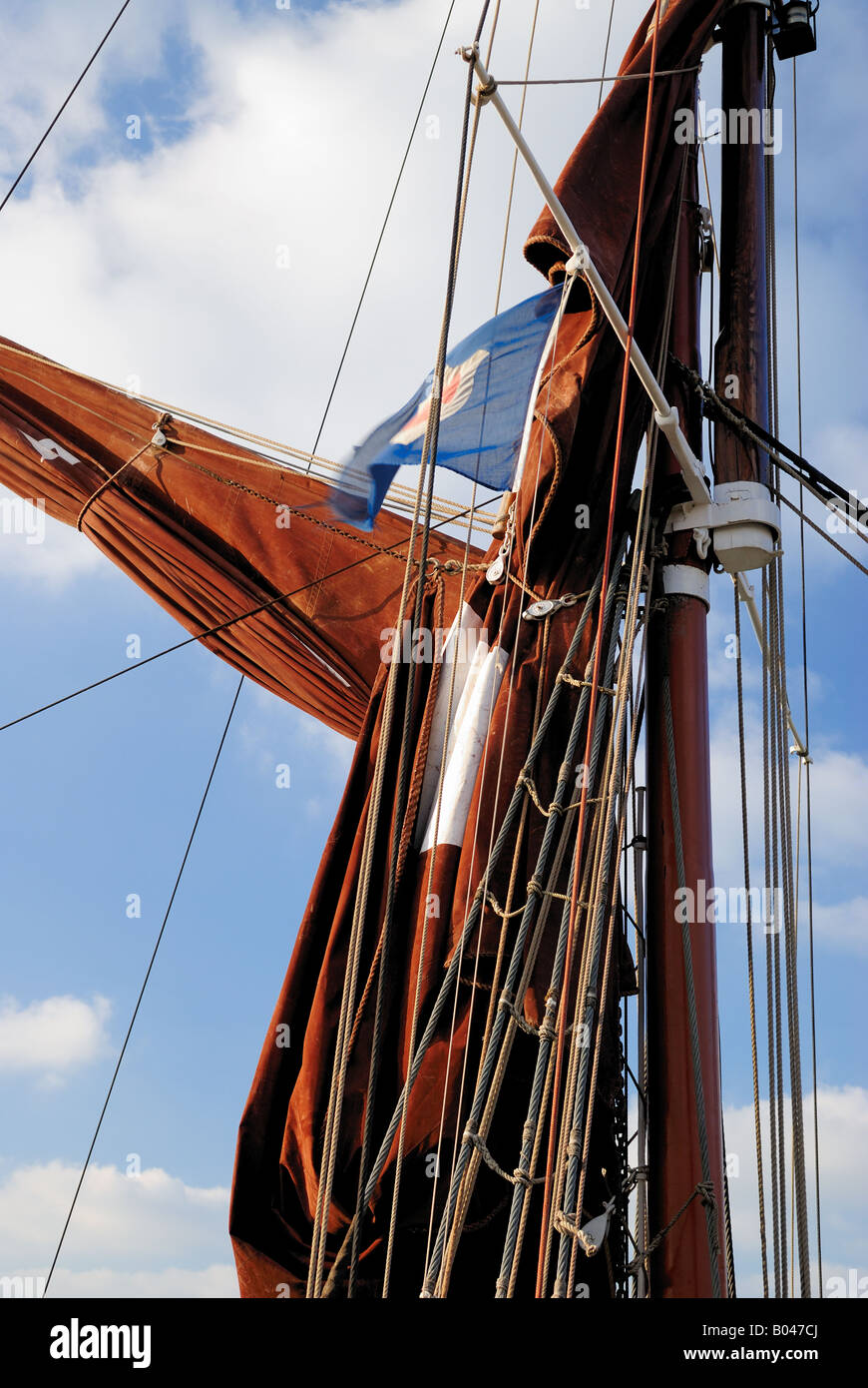 Thames sailing barge. Mast, crosstrees and rigging Stock Photo - Alamy